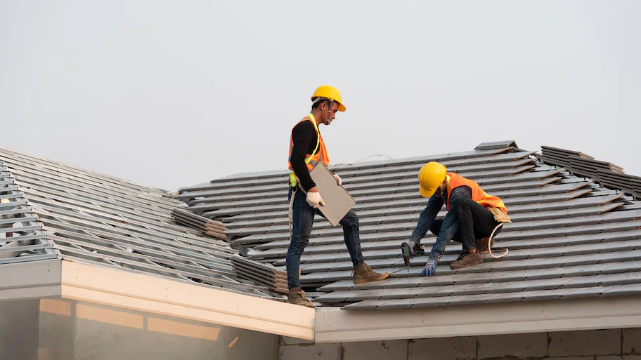 Key Responsibilities of a Roofer - Tat Hit